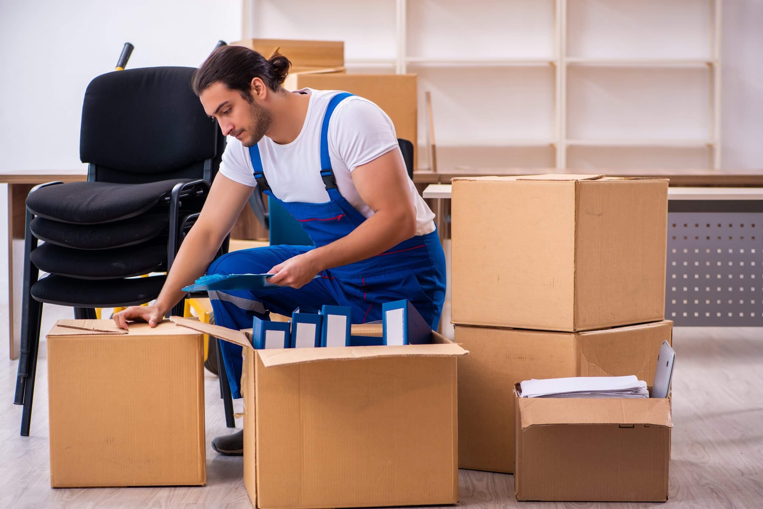 Young male professional mover doing home relocation – Affordable Movers